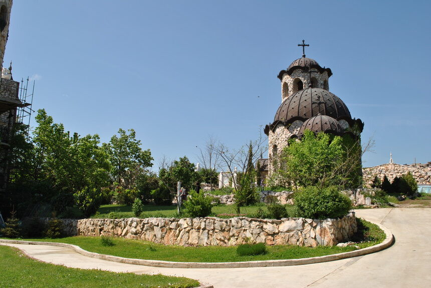 Фотогалерия: Средновековният замък в Равадиново