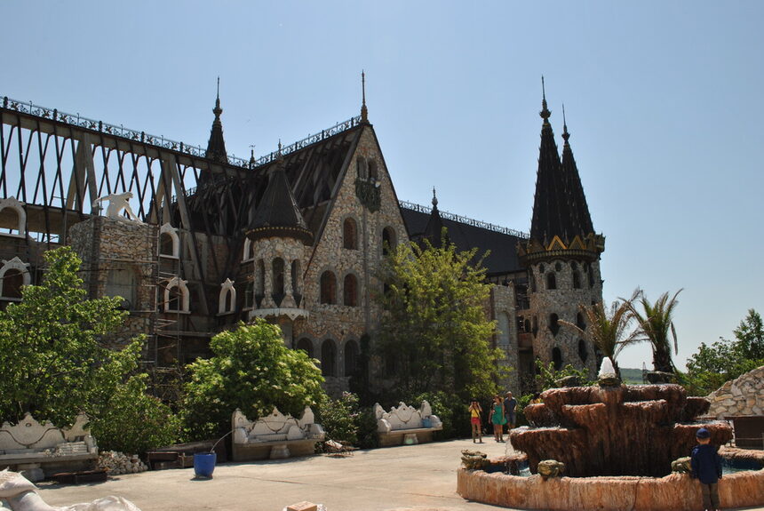Фотогалерия: Средновековният замък в Равадиново