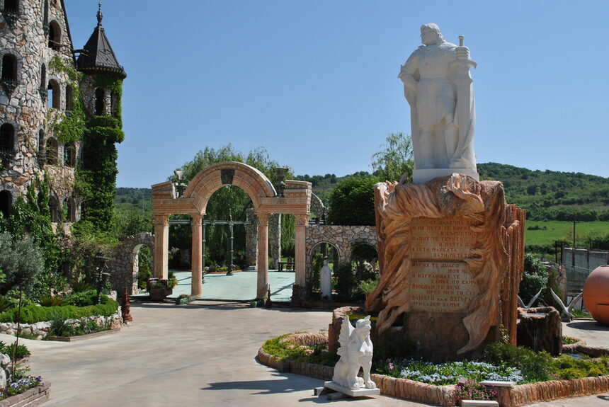 Фотогалерия: Средновековният замък в Равадиново