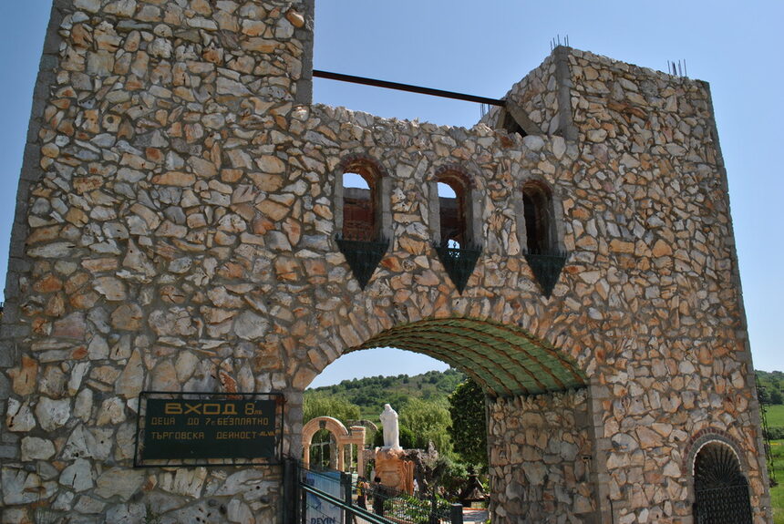 Фотогалерия: Средновековният замък в Равадиново