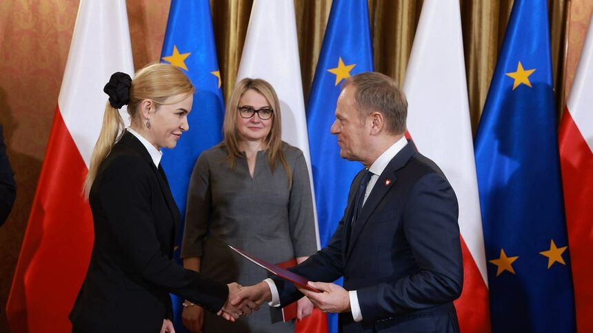 Туск започна да сменя шефовете на спецслужбите